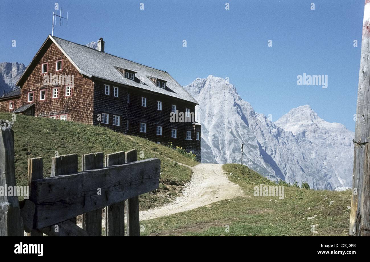 The hut from the hiking trail. [automated translation] Stock Photo - Alamy