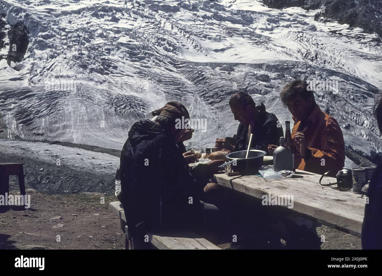 Break at the Ar Piteta hut. In the background the Mominggletscher ...