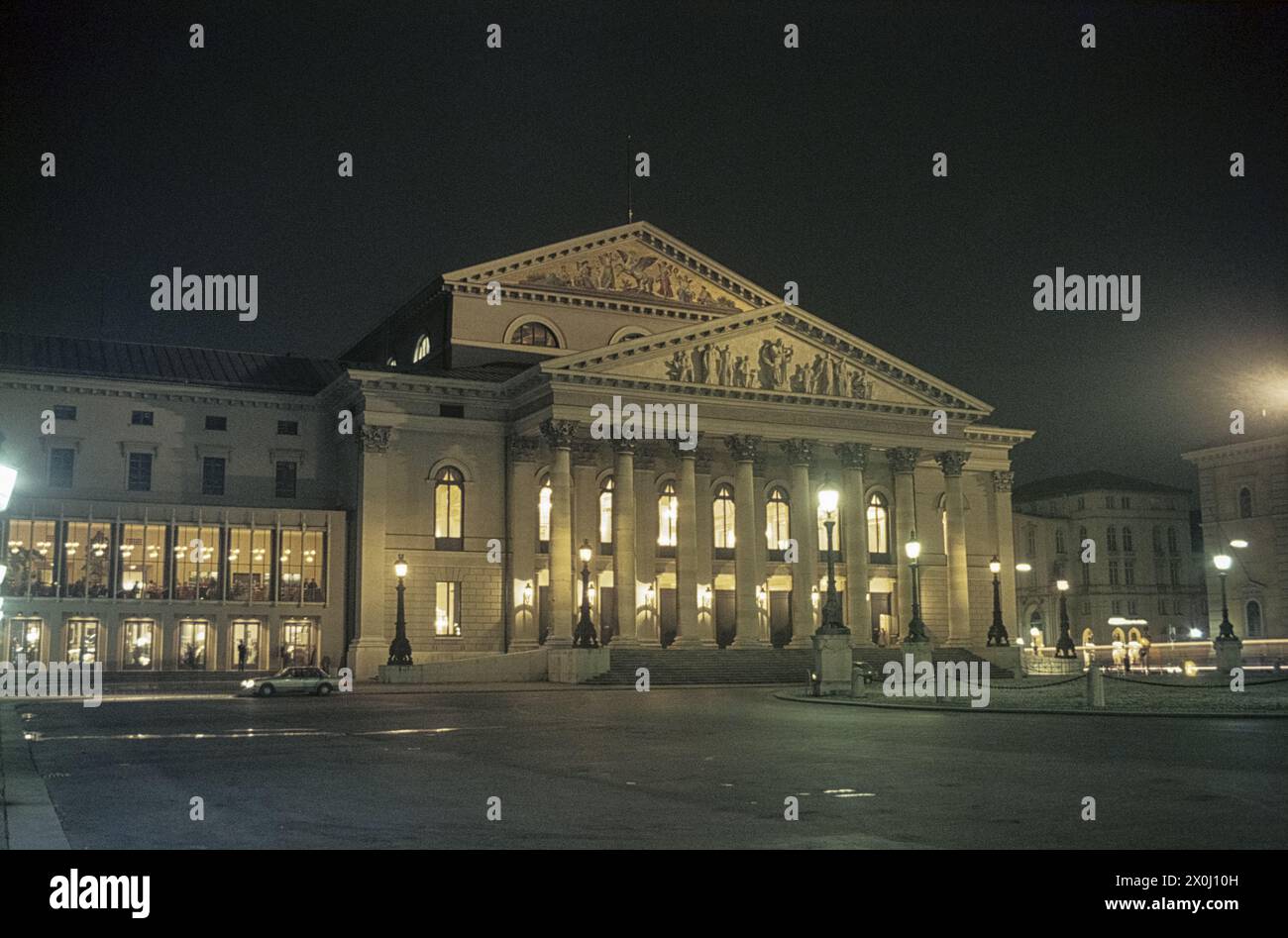 The brightly lit opera house on Max-Joseph-Platz [automated translation ...