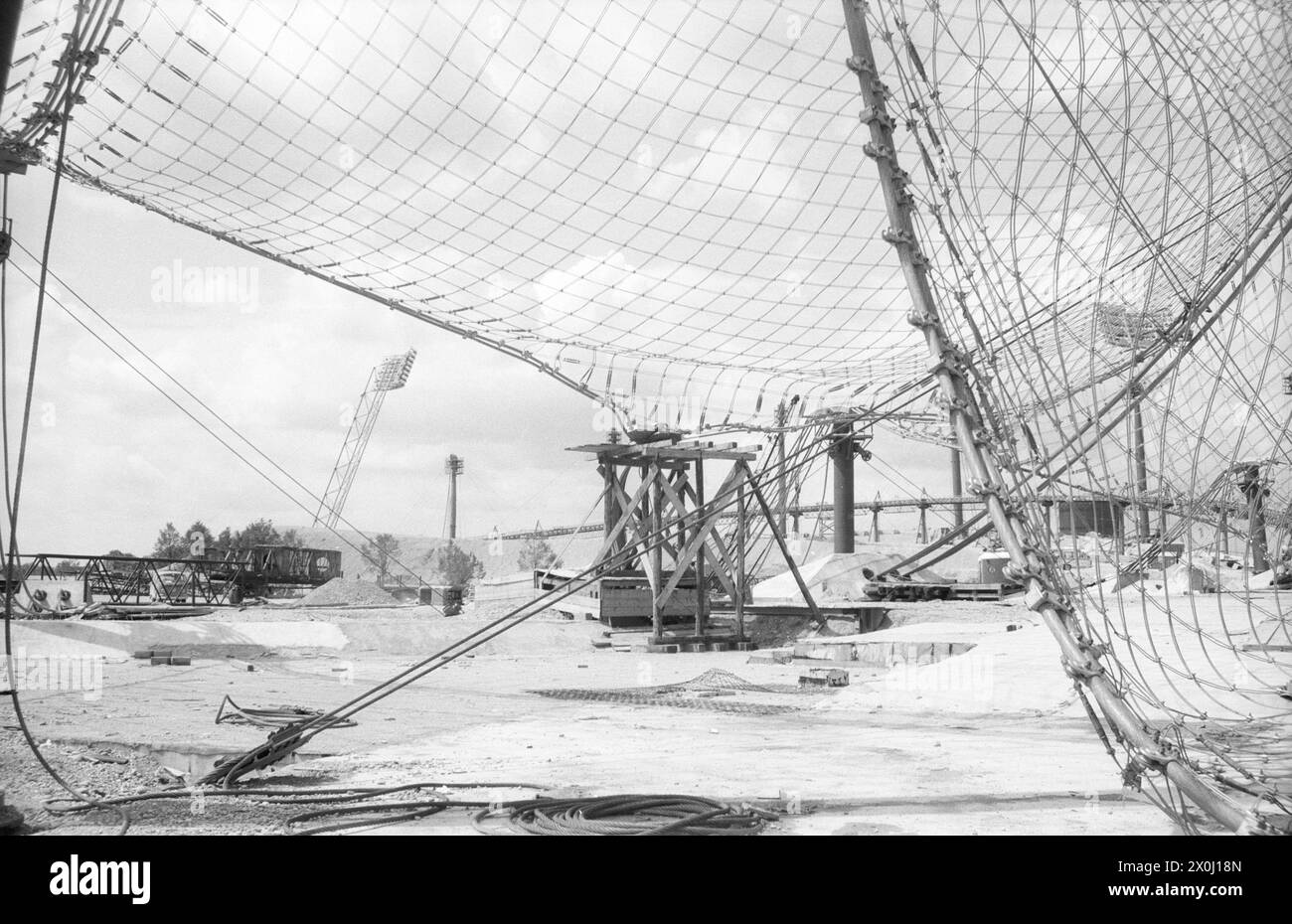 The Munich tent roof is being raised. Detail of the rope net ...