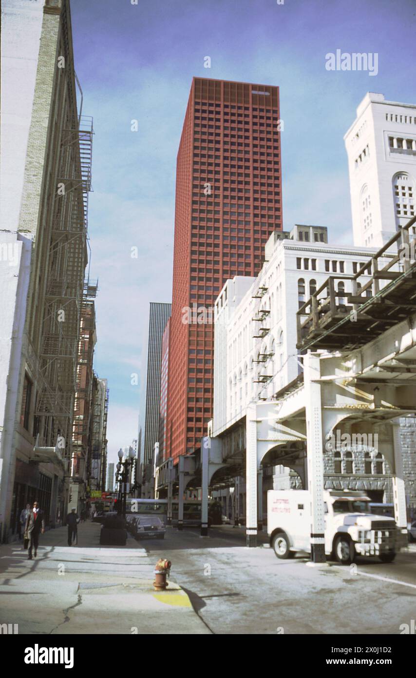 Downtown Chicago, street canyon [automated translation] Stock Photo - Alamy
