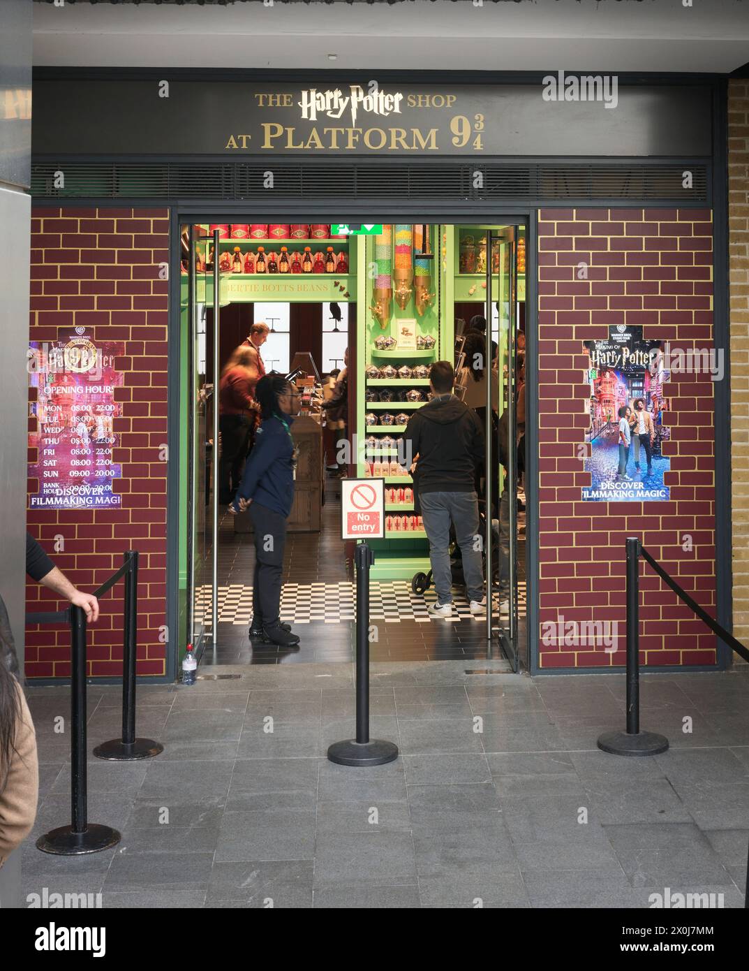 Harry Potter shop at platform 9 and 3/4 at Kings Cross rail station ...
