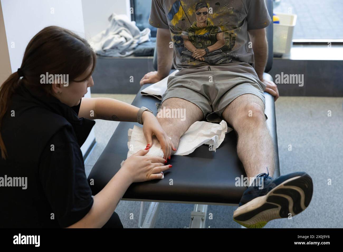 A Ukrainian serviceman who lost his leg in battles with the Russian ...