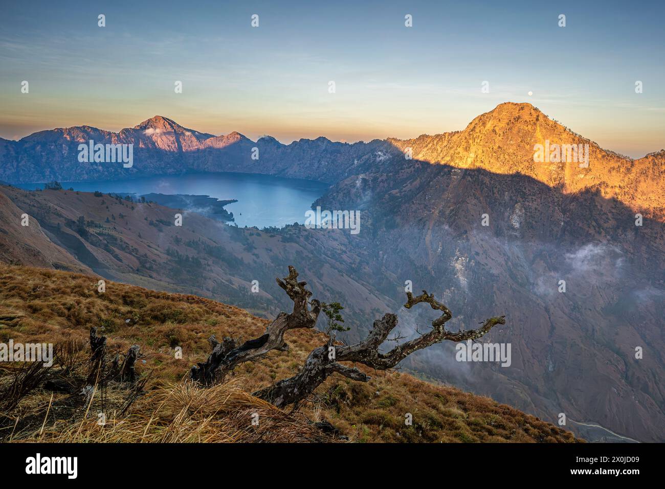Trekking up the 3726 meter high volcano Gunung Rinjani in Mount Rinjani ...