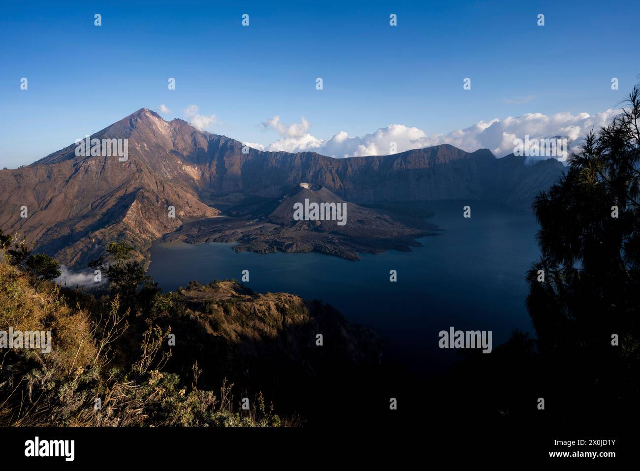 Trekking up the 3726 meter high volcano Gunung Rinjani in Mount Rinjani ...