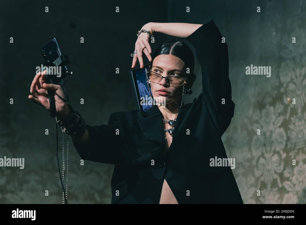Paris france model poses hi-res stock photography and images - Alamy
