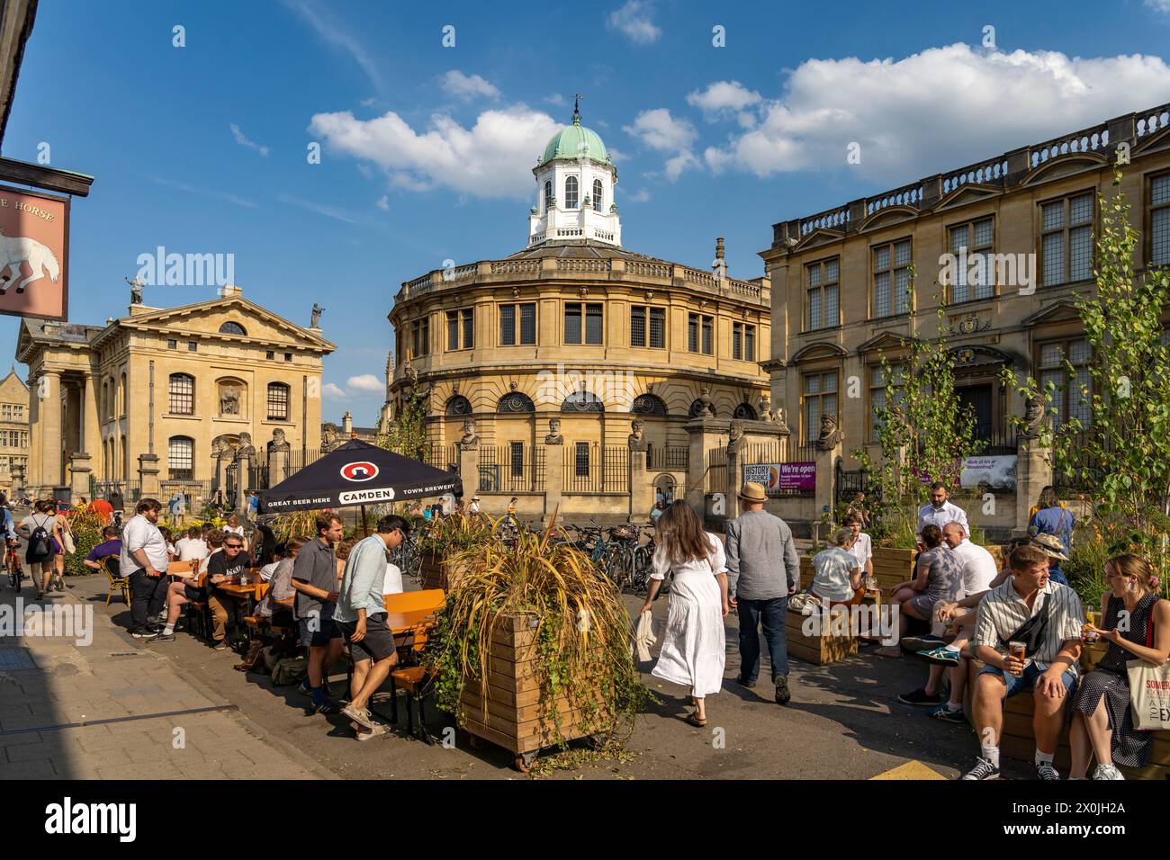 Pub on broad street and the sheldonian theatre hi-res stock photography ...