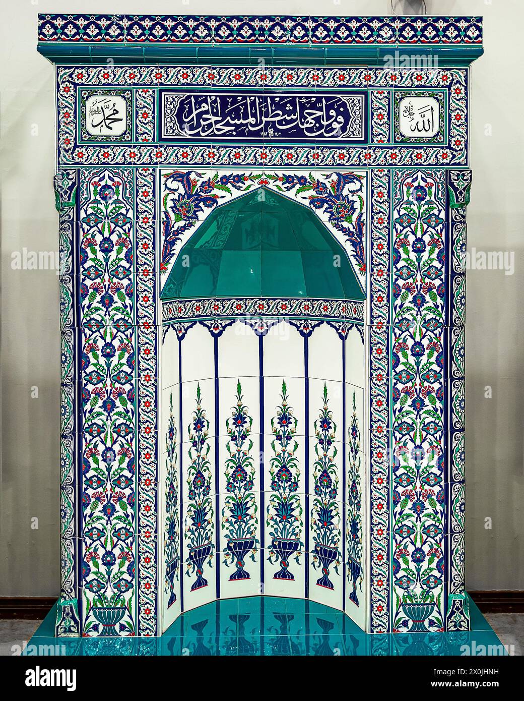 Arabic wallpaper pattern islamic mosaic hi-res stock photography and ...