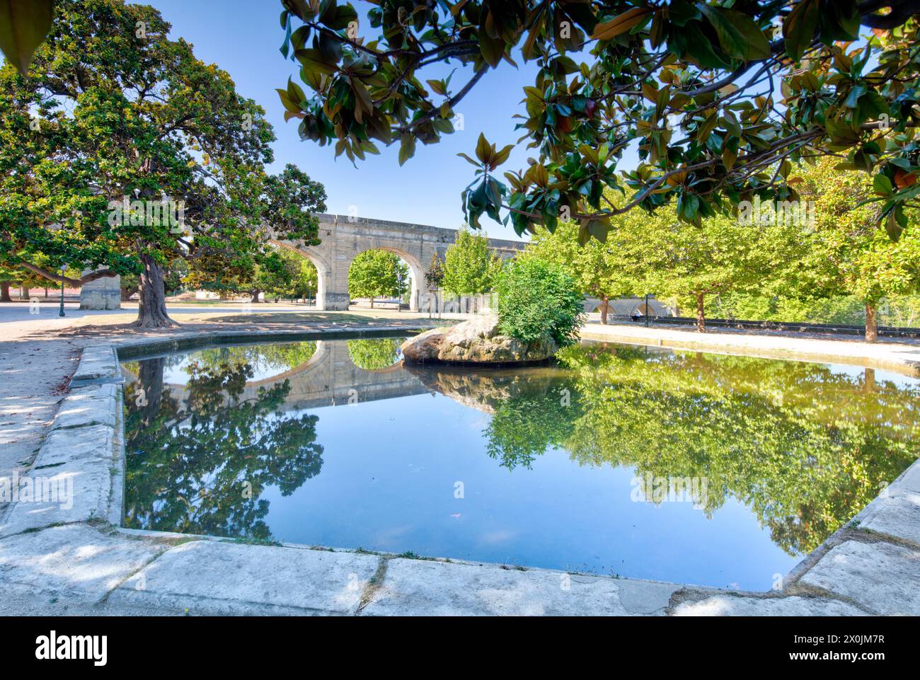 Aqueduct Saint Clement, water features, water supply, Place Royal du ...