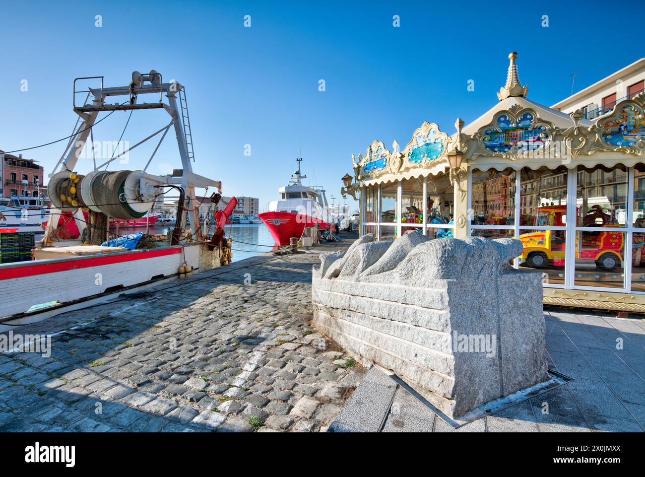 Harbor, promenade, boats, Canal du midi, carousel, house facade ...