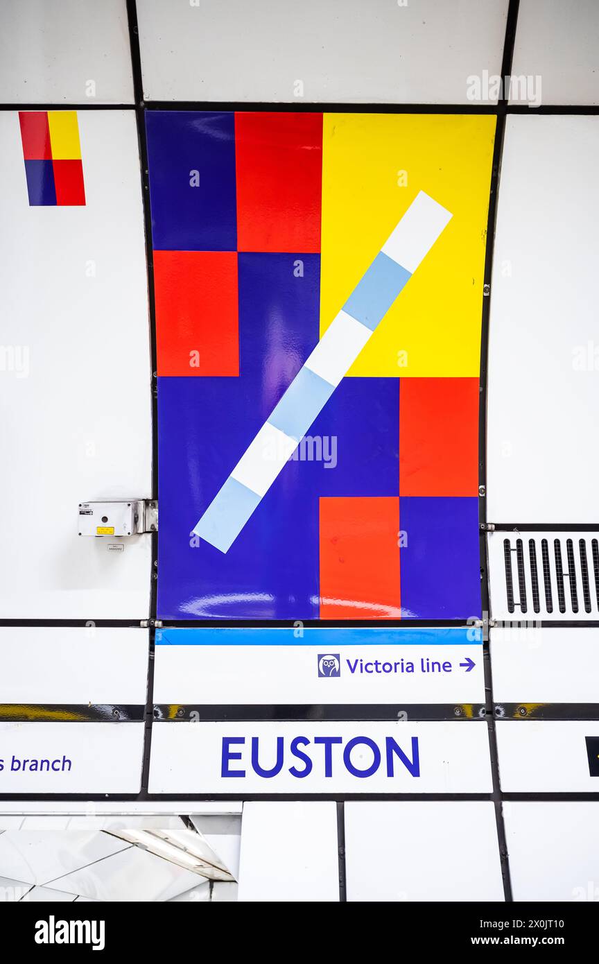 Euston station passenger signs hi-res stock photography and images - Alamy
