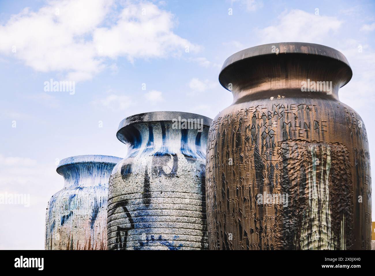 Walk through sculpture hi-res stock photography and images - Alamy