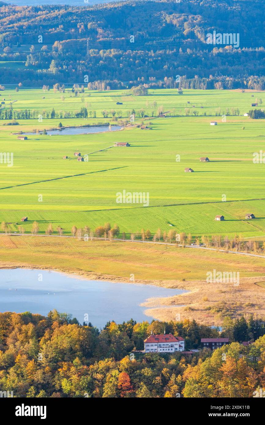 Kochel am See, lake Kochelsee, Schloss Aspenstein Castle, meadows with barnes, Tölzer Land ...