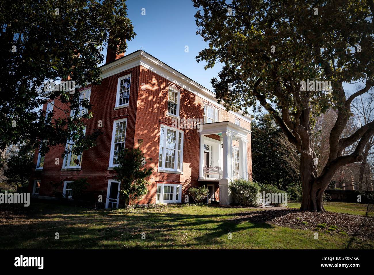 The front yard of the Bowden Armistead House in Colonial Williamsburg ...
