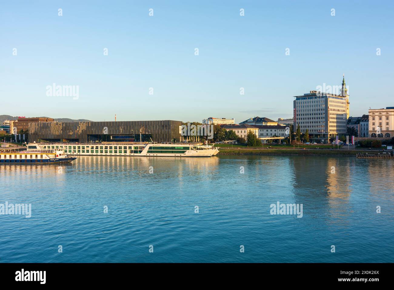 Linz, river Donau (Danube), cruise ships, Lentos Art Museum in ...