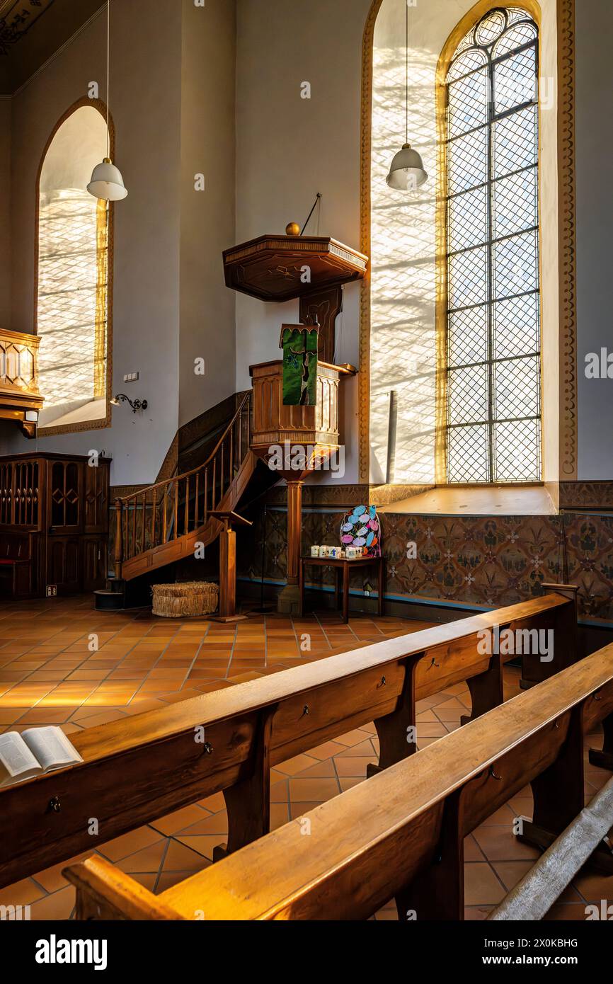 Interior photos of the Protestant church of St. Viktor in Guntersblum ...