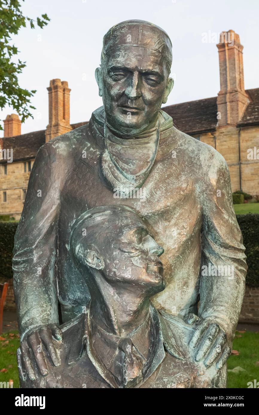 Sir archibald mcindoe statue hi-res stock photography and images - Alamy