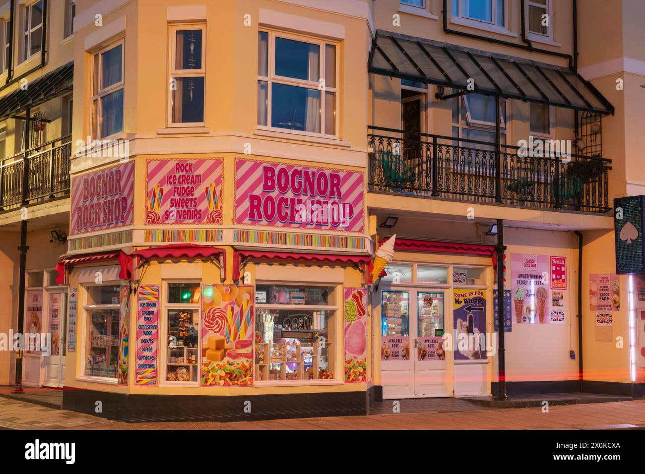 England shop facade hi-res stock photography and images - Alamy