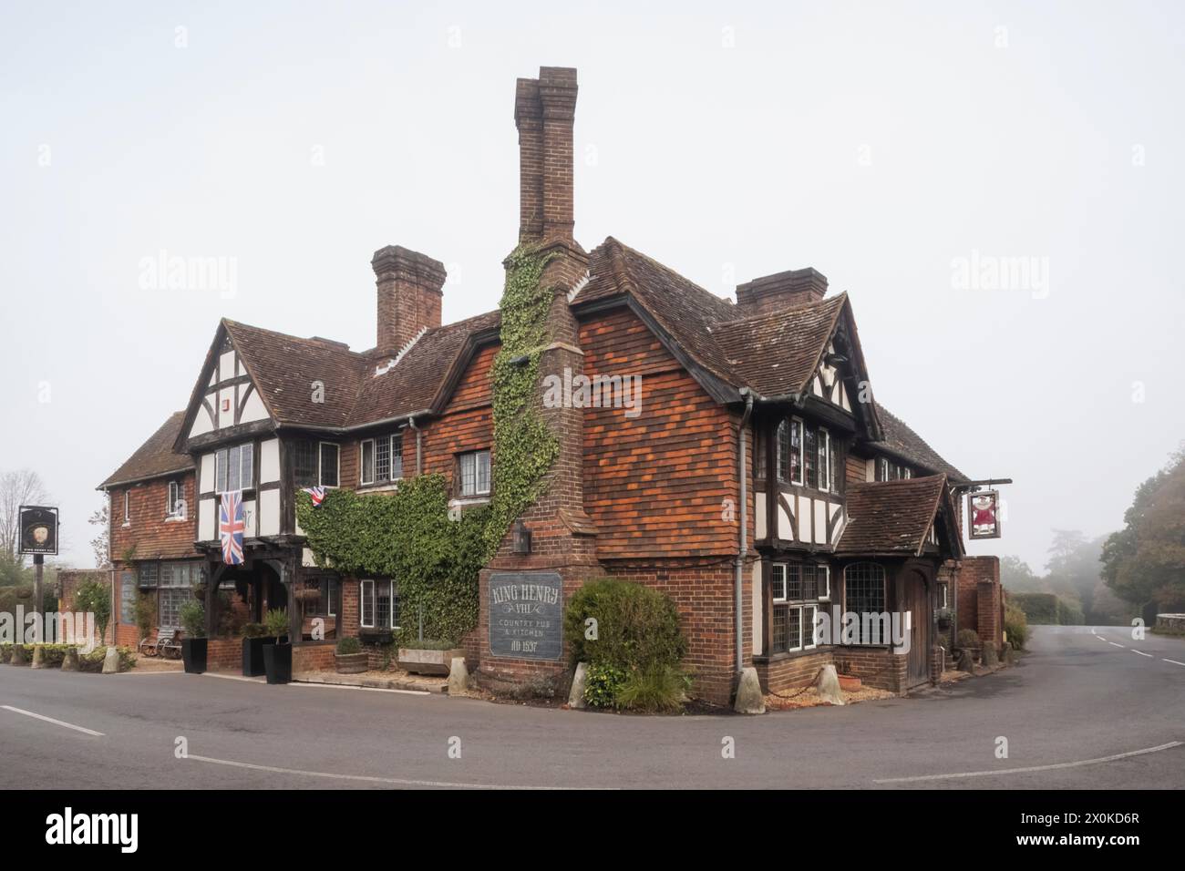 Henry viii pub hi-res stock photography and images - Alamy