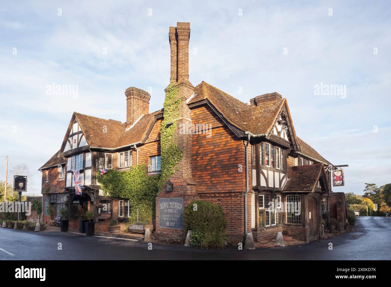 England, Kent, Edenbridge, Hever, King Henry VIII Pub Stock Photo - Alamy