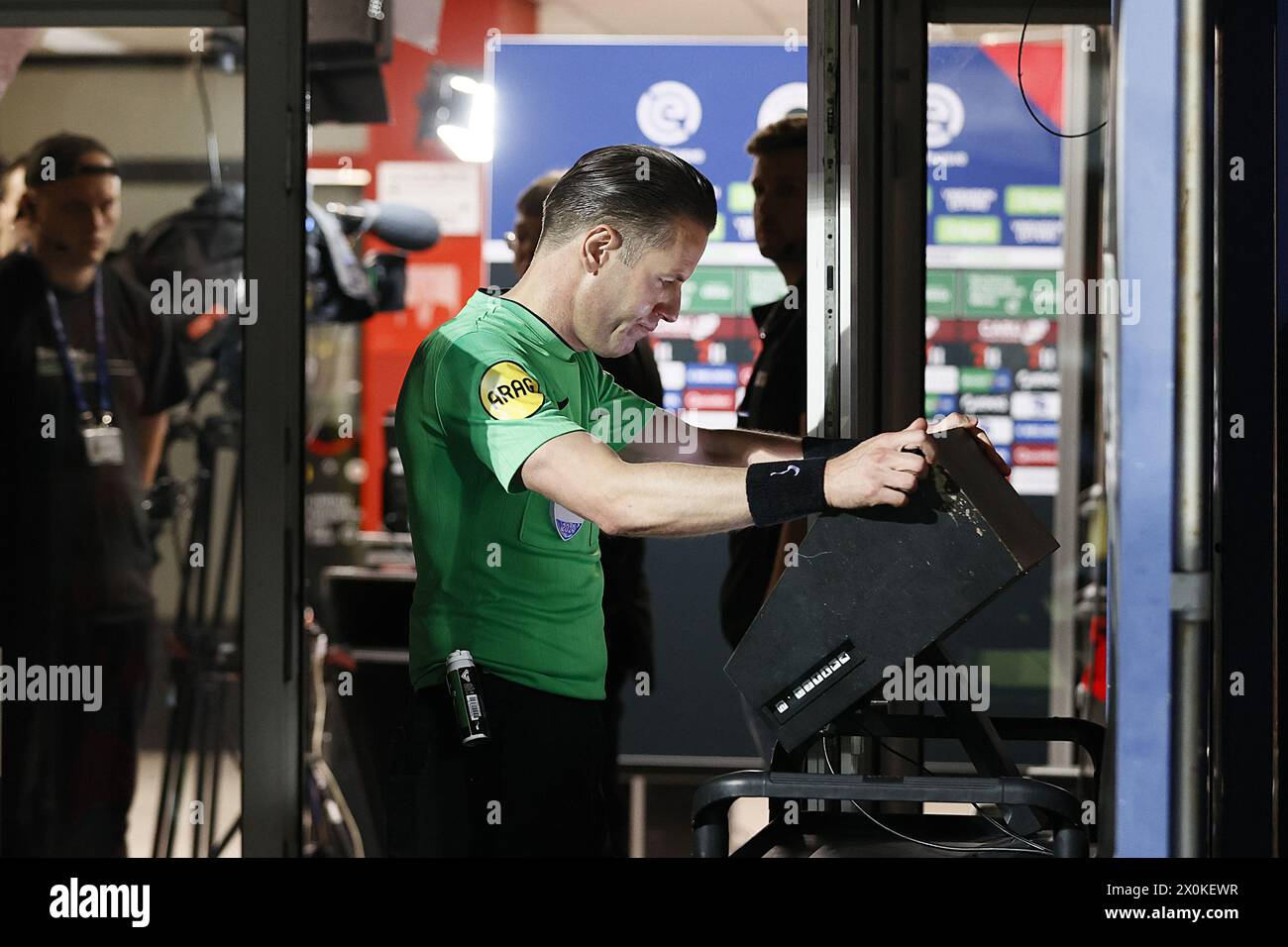 ROTTERDAM - Referee Danny Makkelie looks at the VAR screen after the ...
