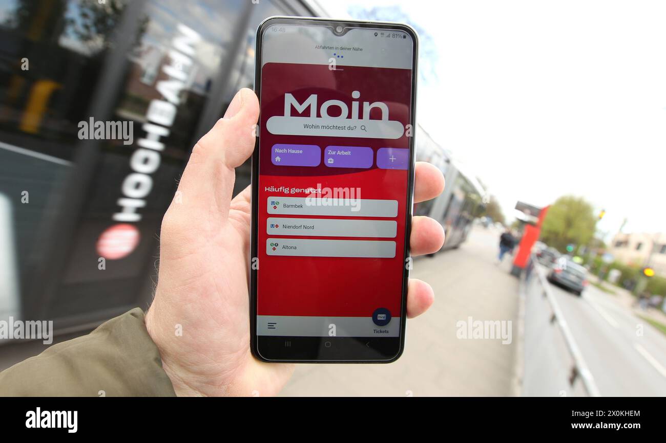Auf einem Smartphone ist die App vom Hamburger Verkehrsverbund hvv ...
