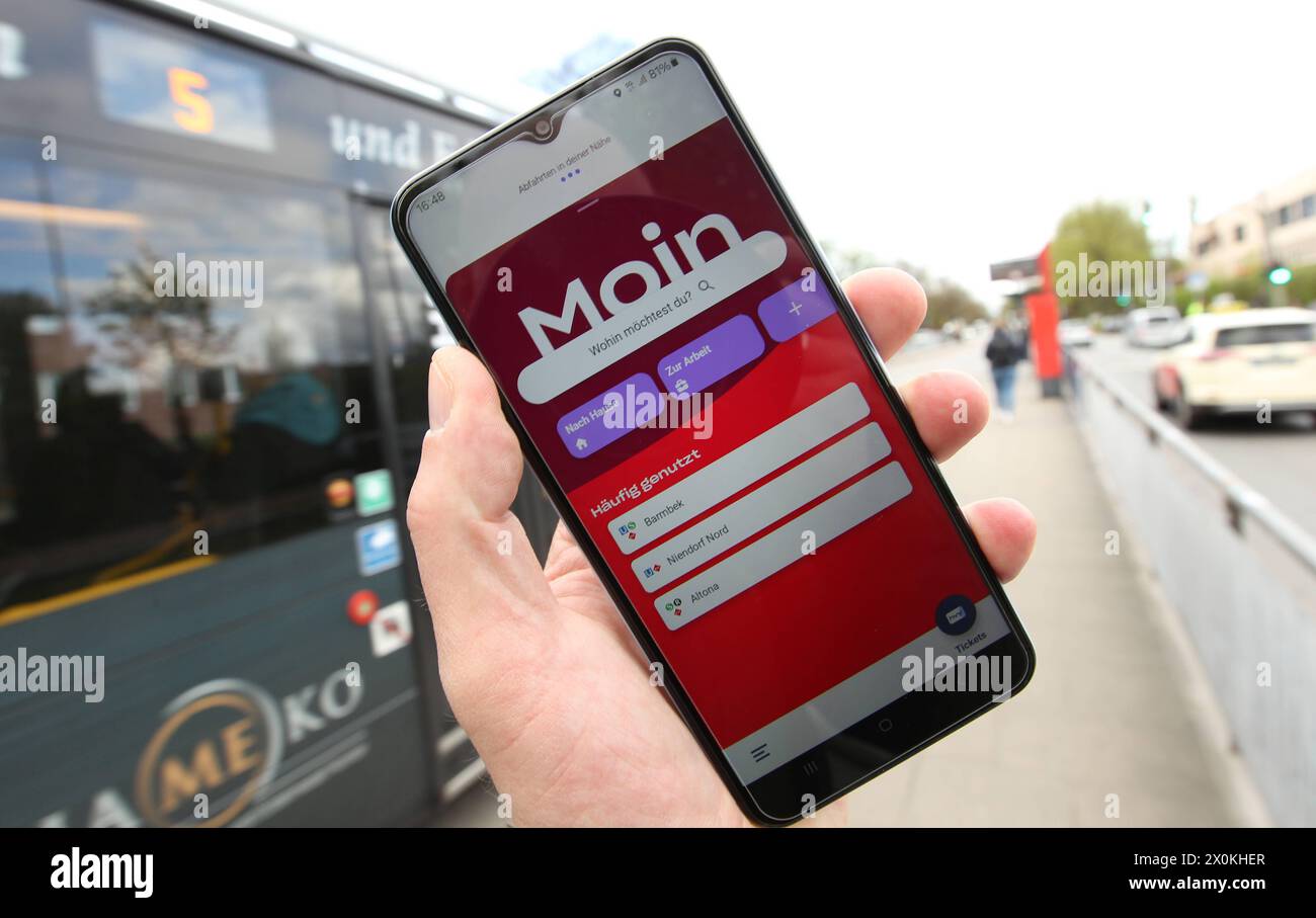 Auf einem Smartphone ist die App vom Hamburger Verkehrsverbund hvv ...