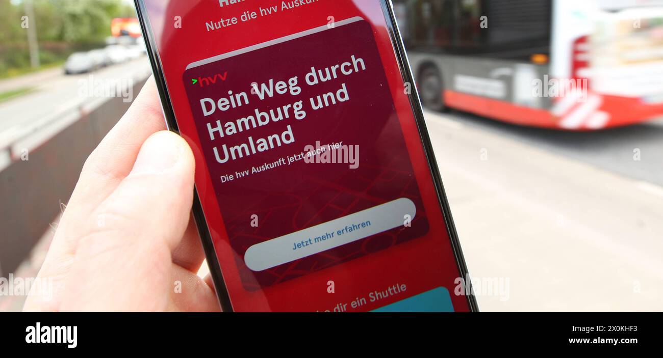 Auf einem Smartphone ist die App vom Hamburger Verkehrsverbund hvv ...