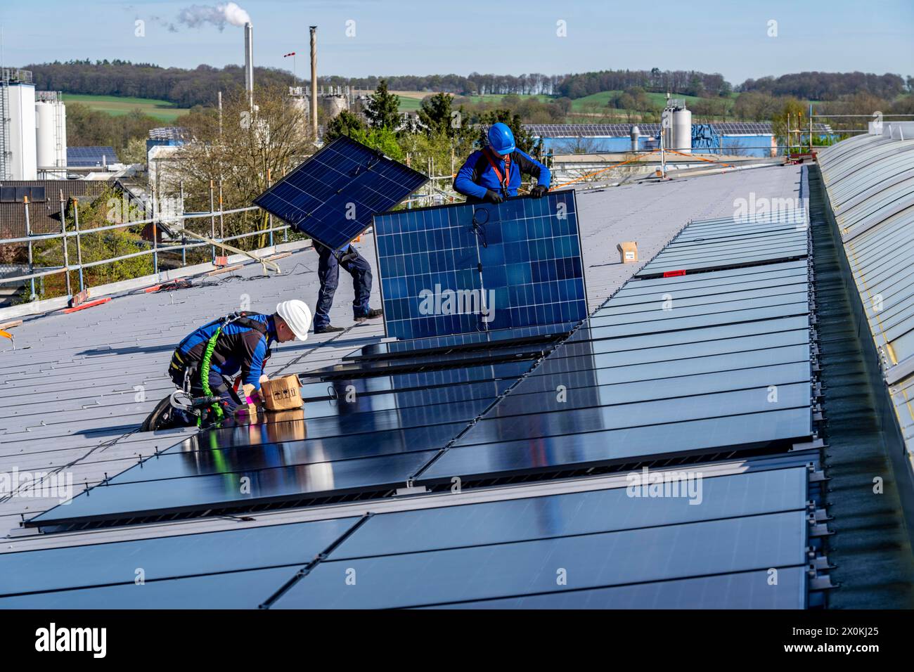 Installation of solar modules on the roof of a commercial enterprise ...