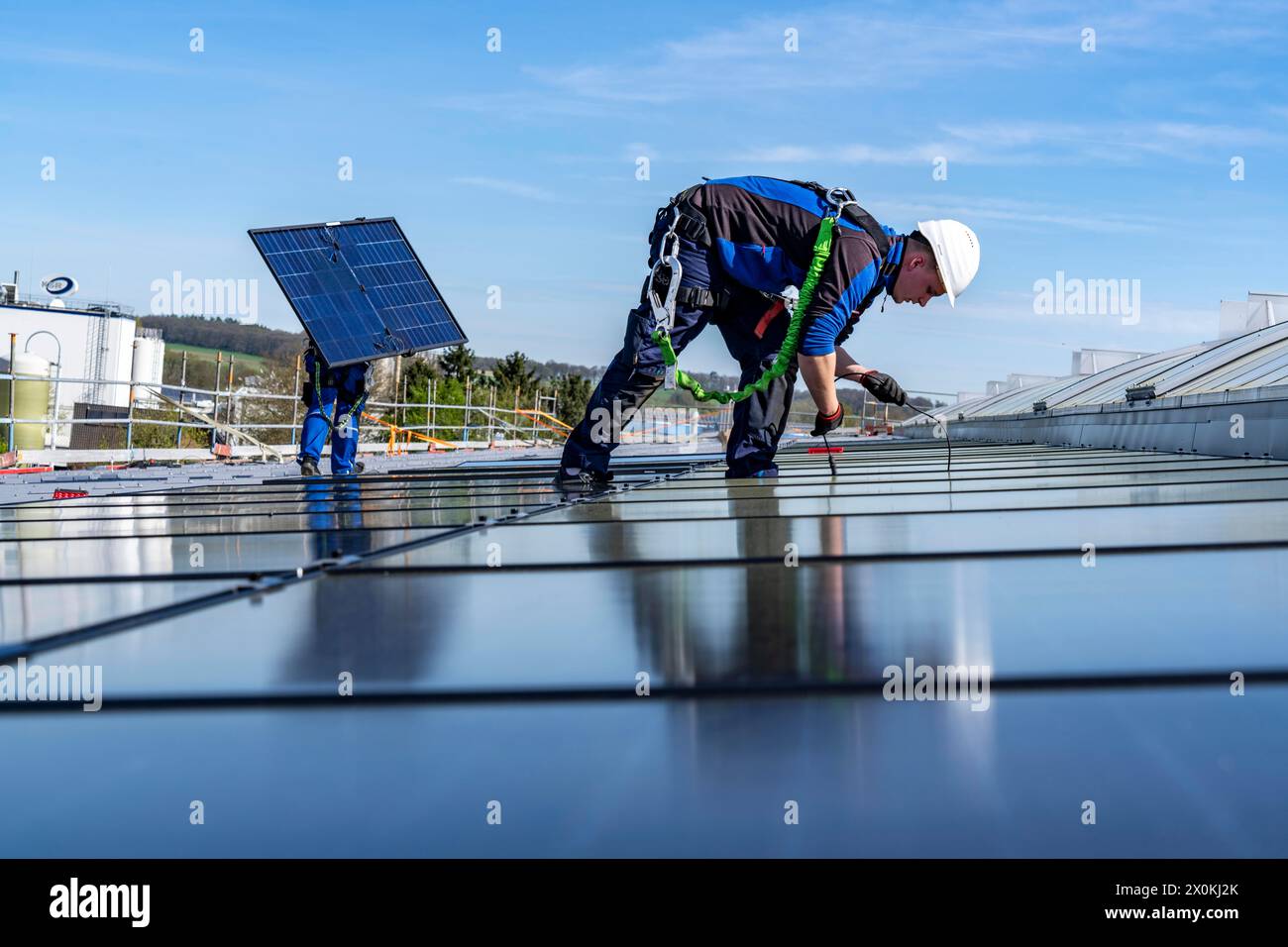 Installation of solar modules on the roof of a commercial enterprise ...