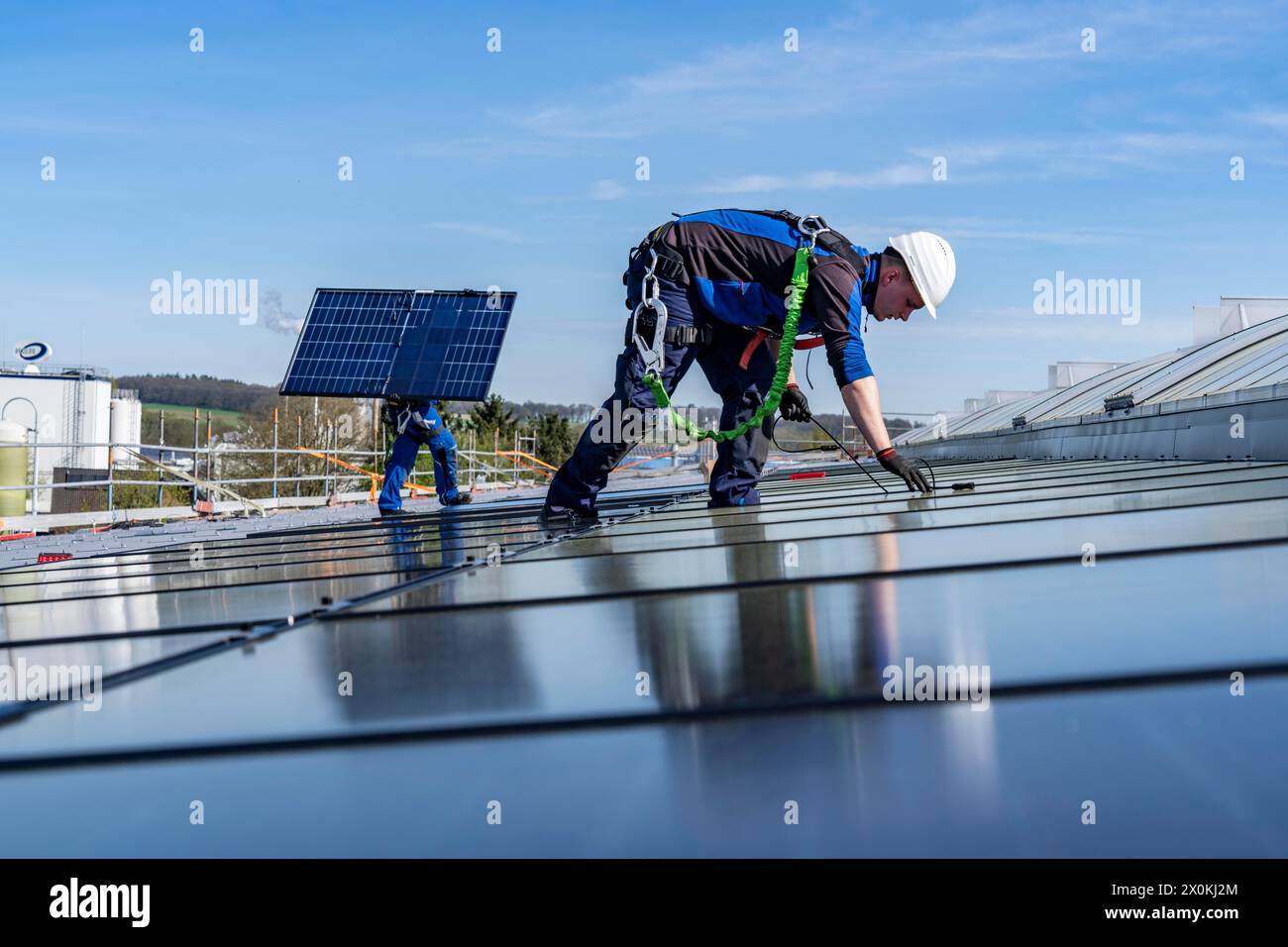 Installation of solar modules on the roof of a commercial enterprise ...