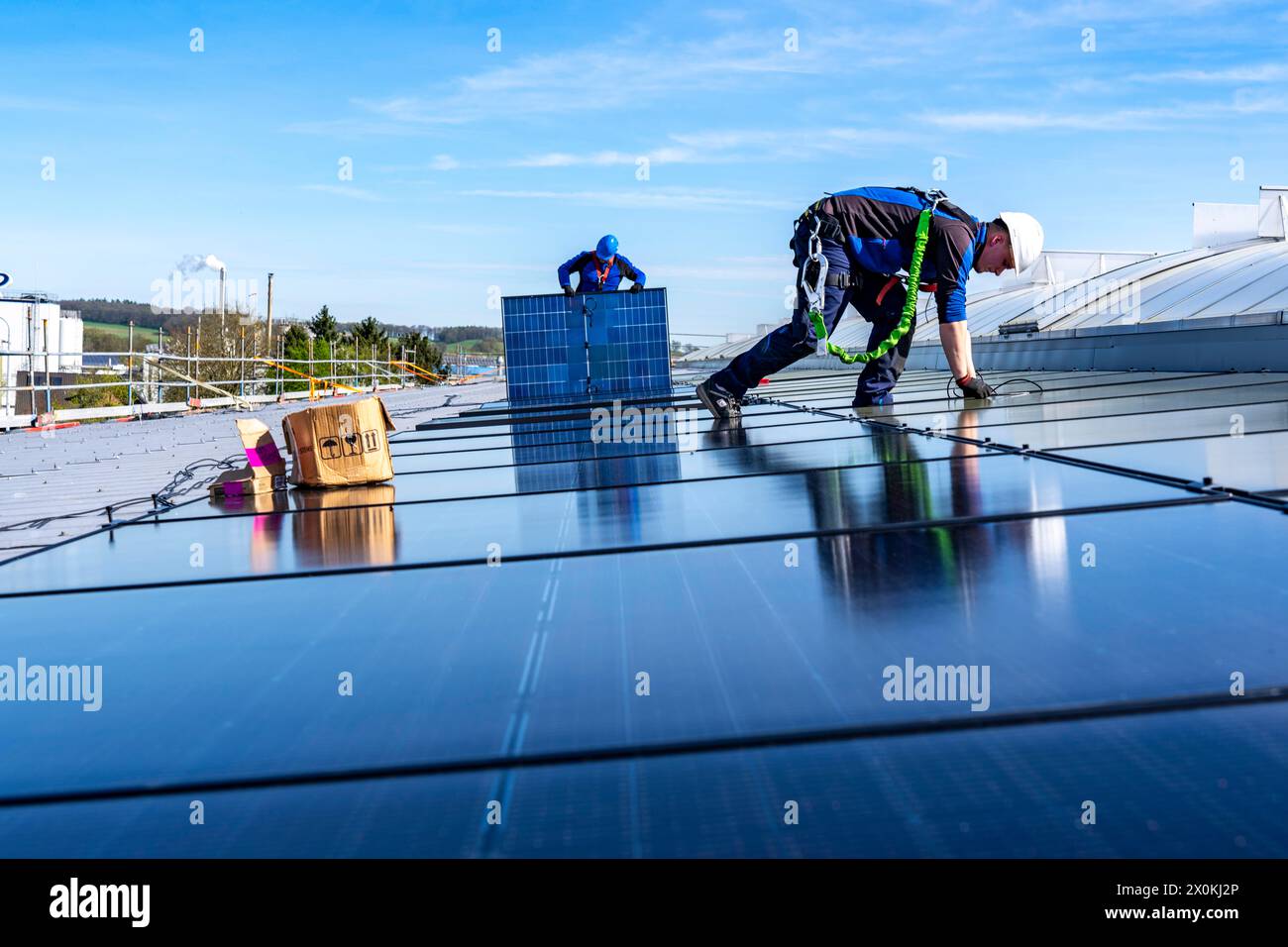 Installation of solar modules on the roof of a commercial enterprise ...