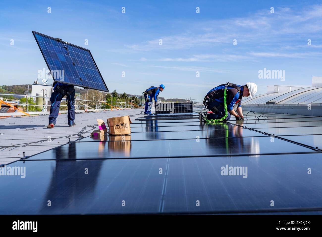 Installation of solar modules on the roof of a commercial enterprise ...