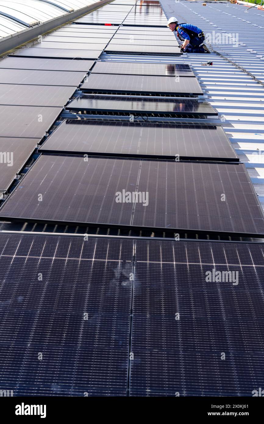 Installation of solar modules on the roof of a commercial enterprise ...