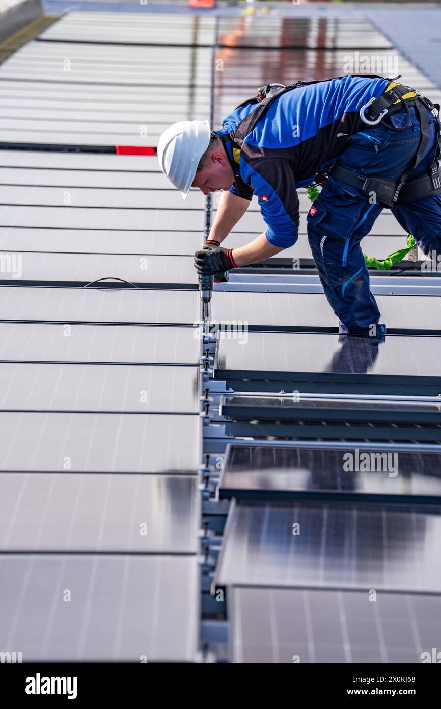 Installation of solar modules on the roof of a commercial enterprise ...