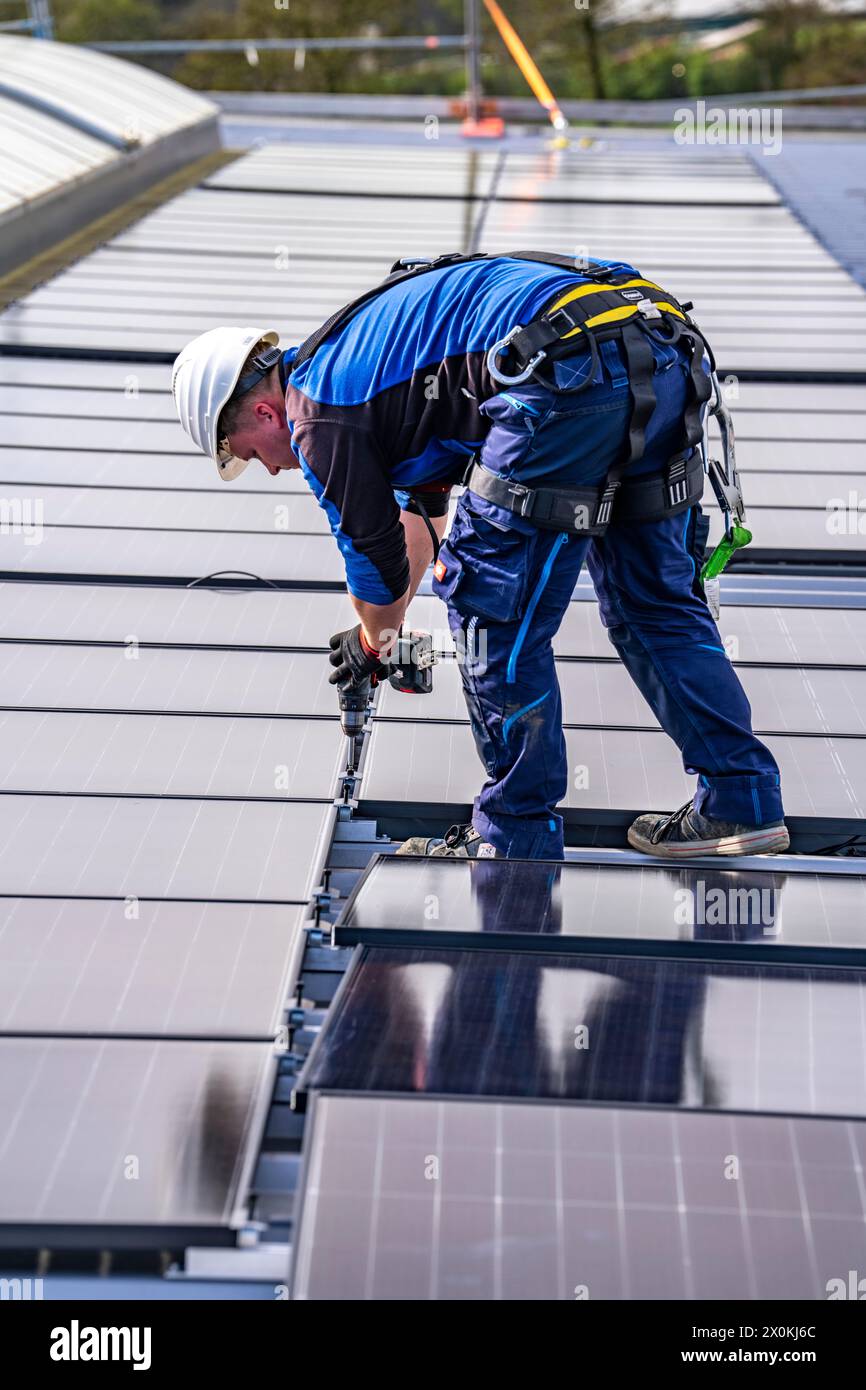 Installation of solar modules on the roof of a commercial enterprise ...