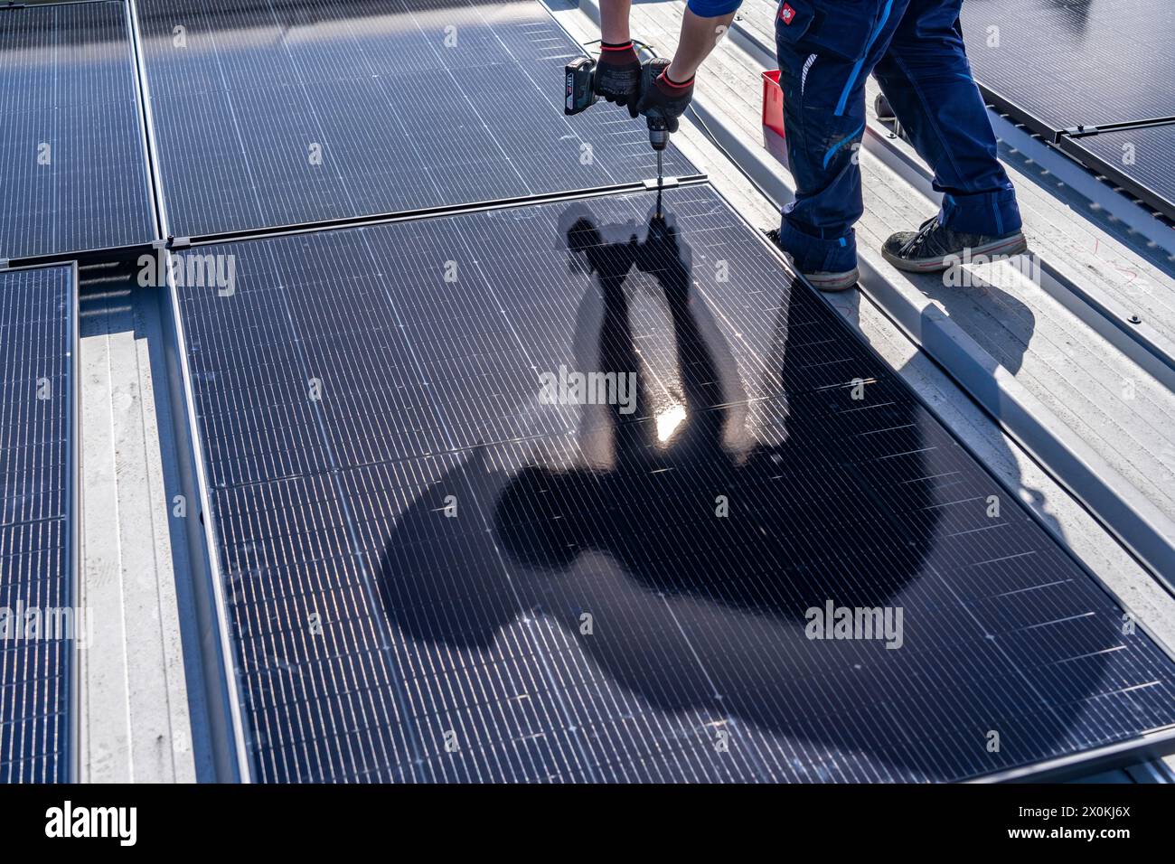 Installation of solar modules on the roof of a commercial enterprise ...