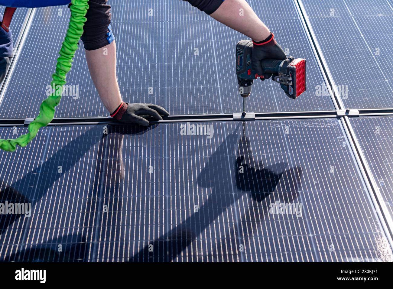 Installation of solar modules on the roof of a commercial enterprise ...