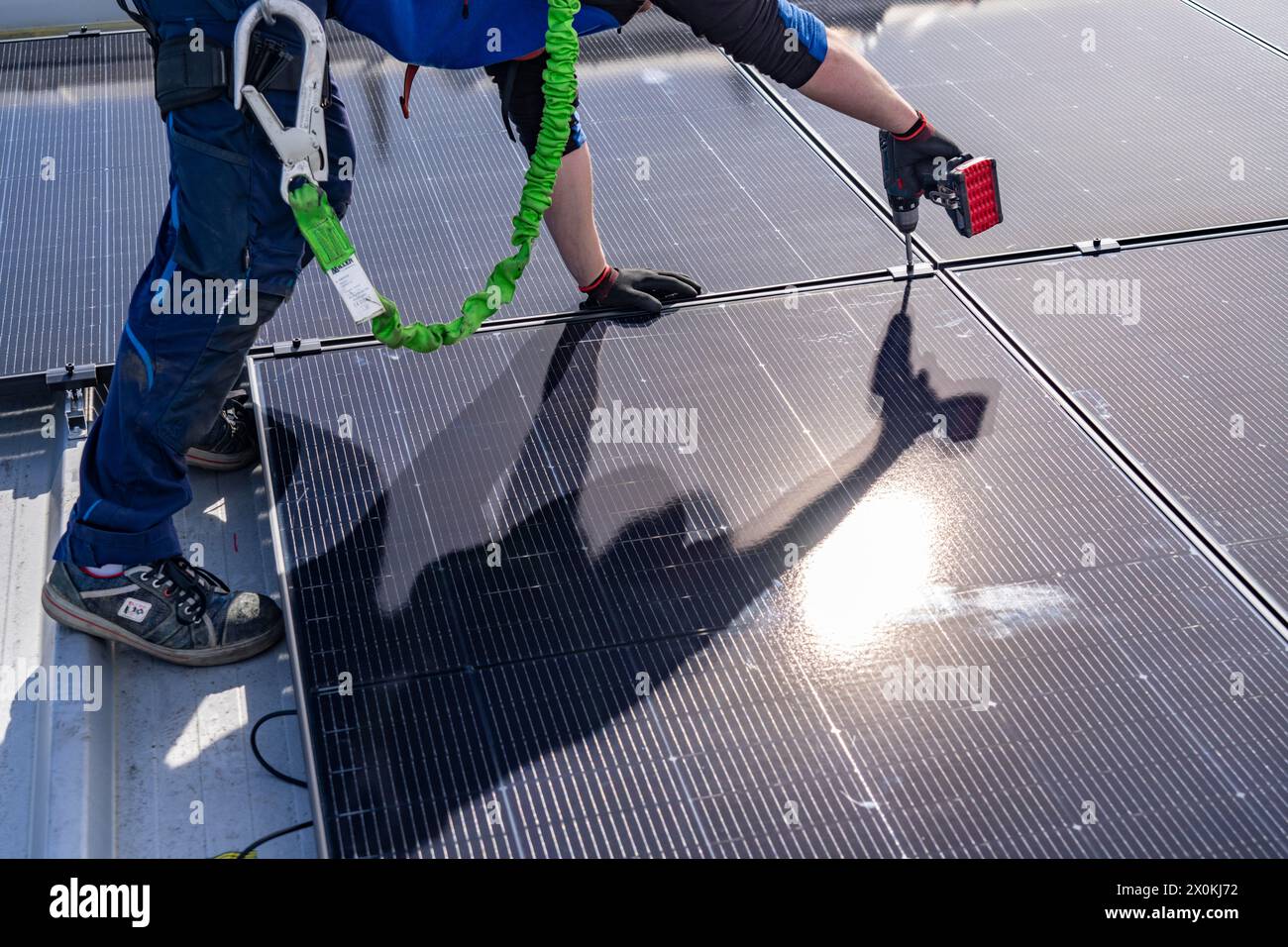 Installation of solar modules on the roof of a commercial enterprise ...