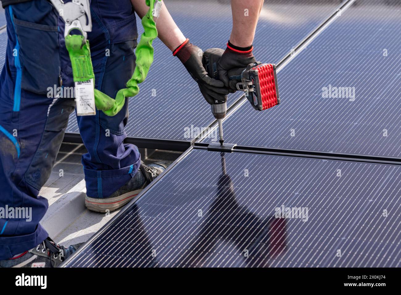 Installation of solar modules on the roof of a commercial enterprise ...