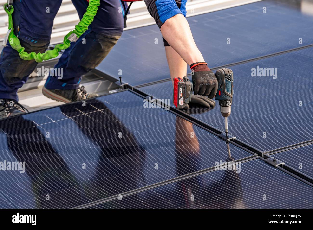 Installation of solar modules on the roof of a commercial enterprise ...