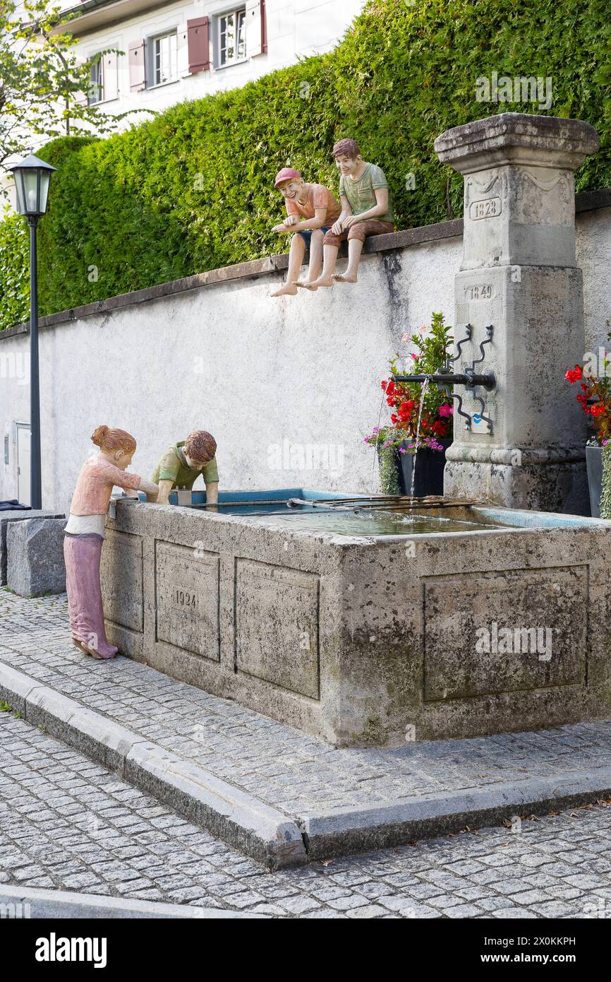 Brunnen in der Altstadt mit künstlerisch gestalteten Kinderfiguren am ...