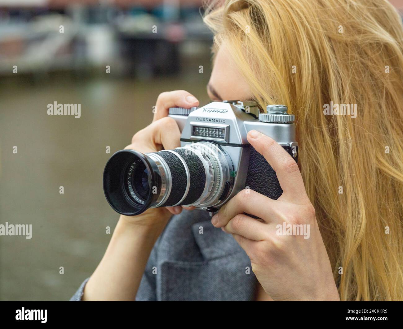 Young woman with a camera in hamburg hi-res stock photography and ...