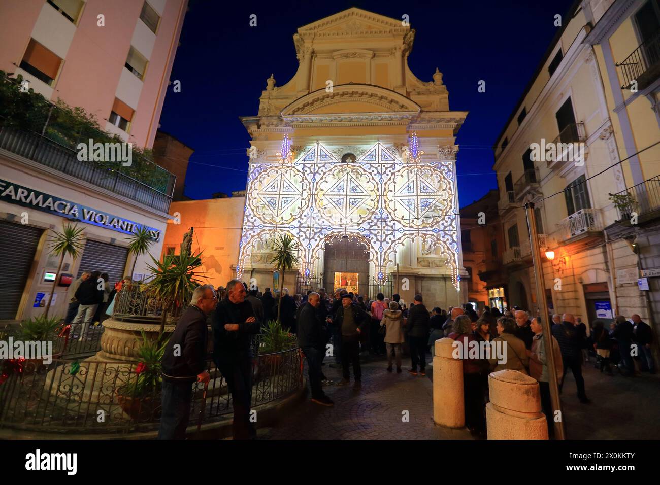 Sellers of tammorre , people around the toselli and the entrance of the ...