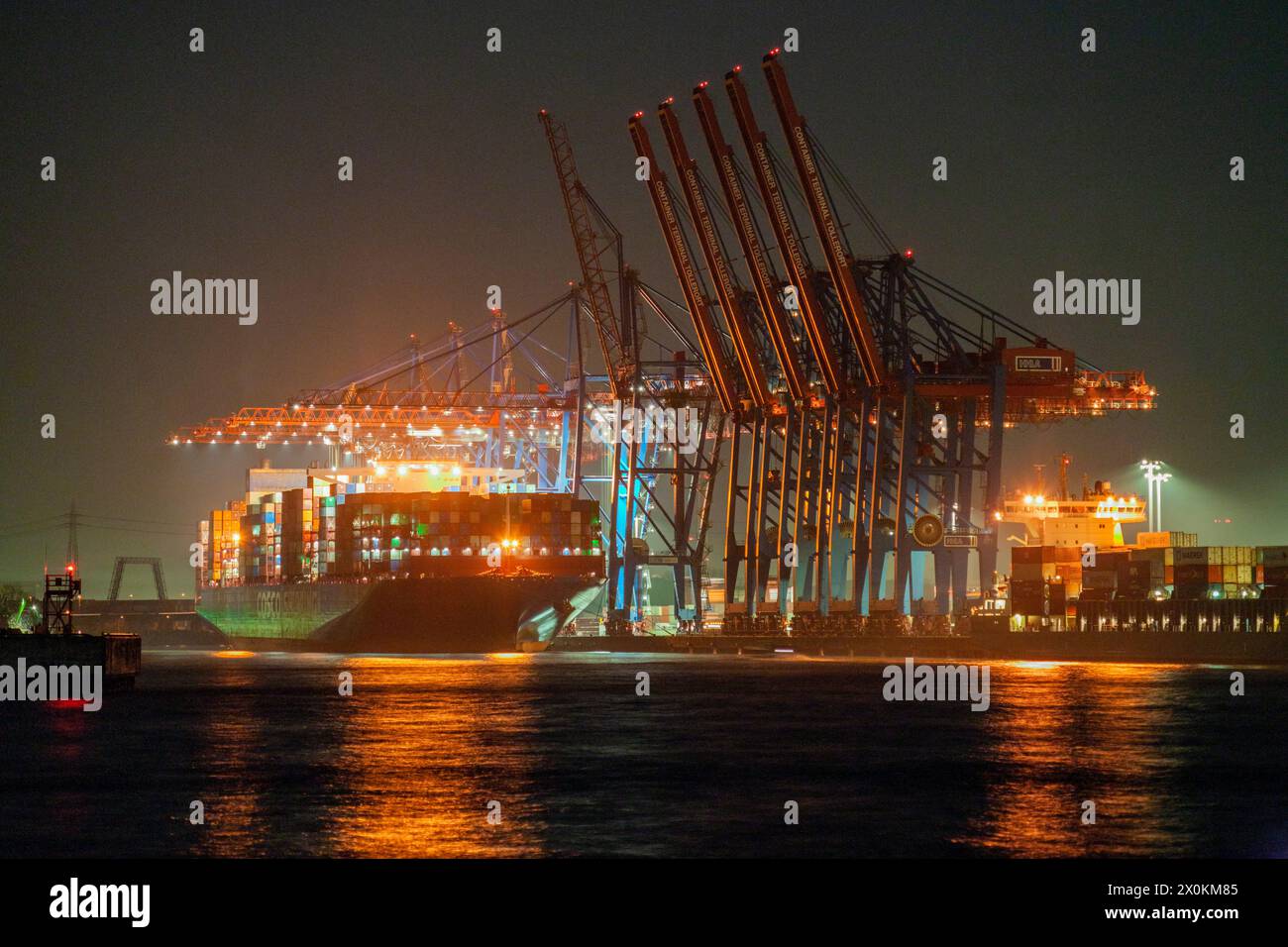 Cargo terminal in the port of Hamburg at night Stock Photo - Alamy