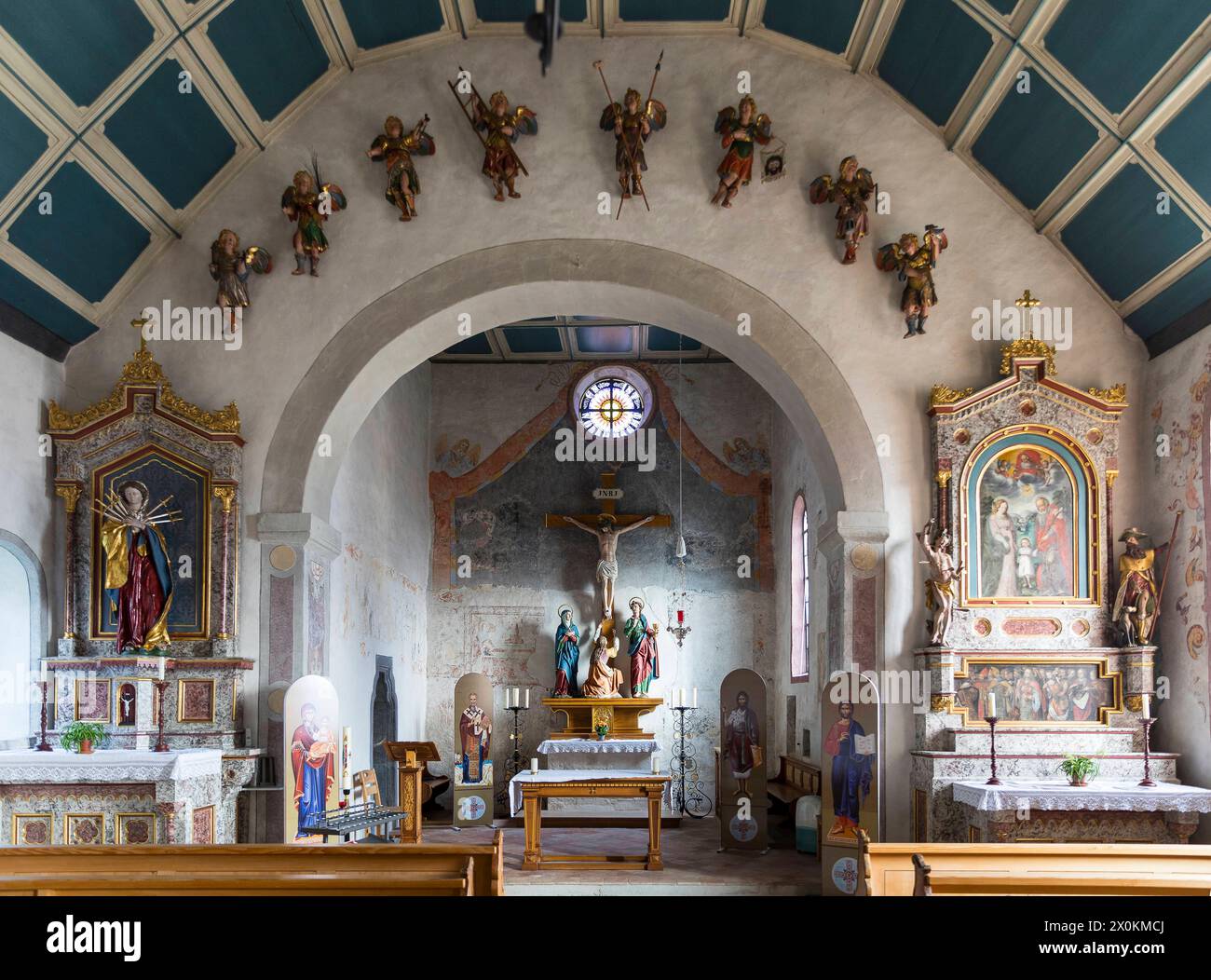 Kreuz auf dem altar hi-res stock photography and images - Alamy
