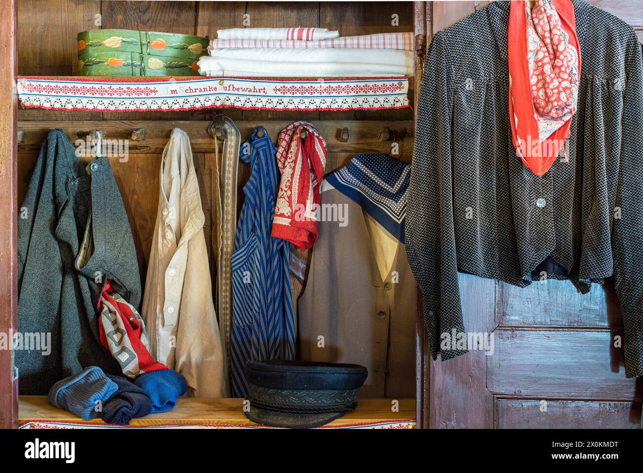 Cloth headpiece hi-res stock photography and images - Alamy