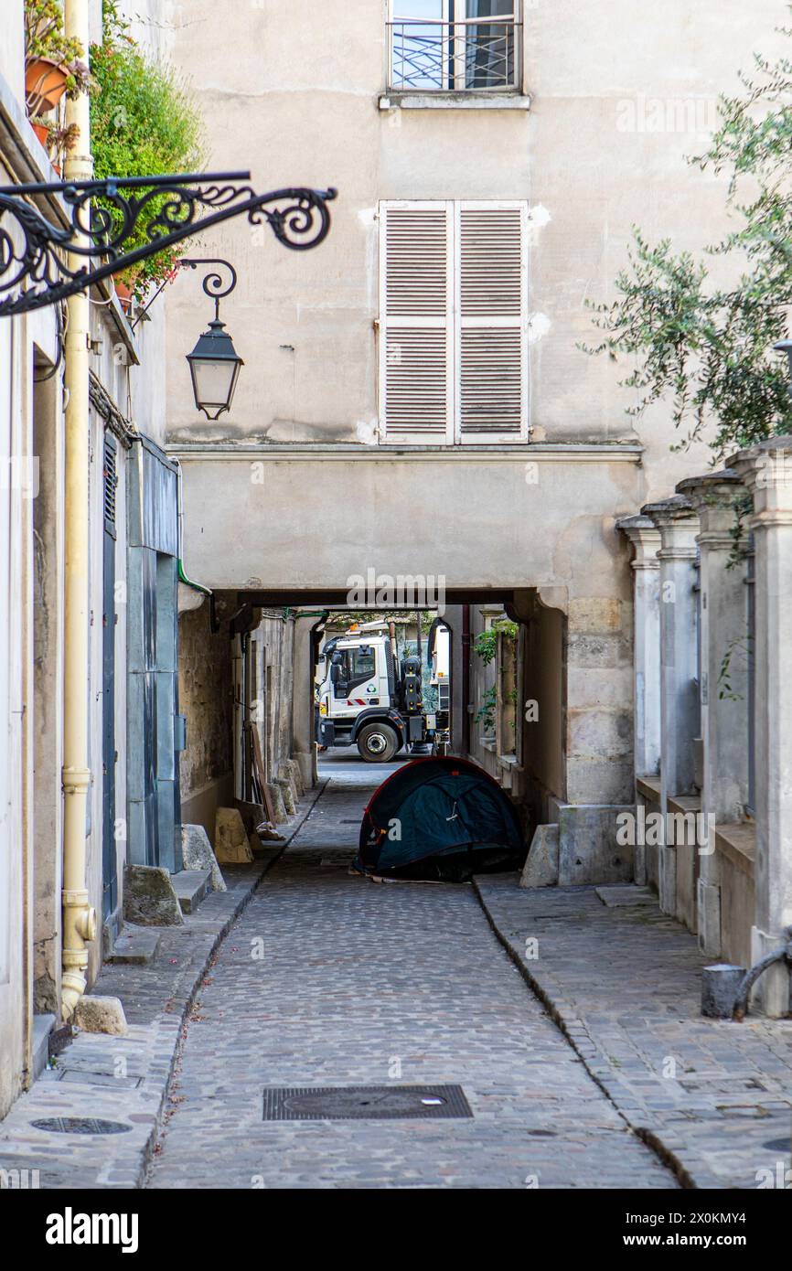 Street scene in Paris, France Stock Photo - Alamy