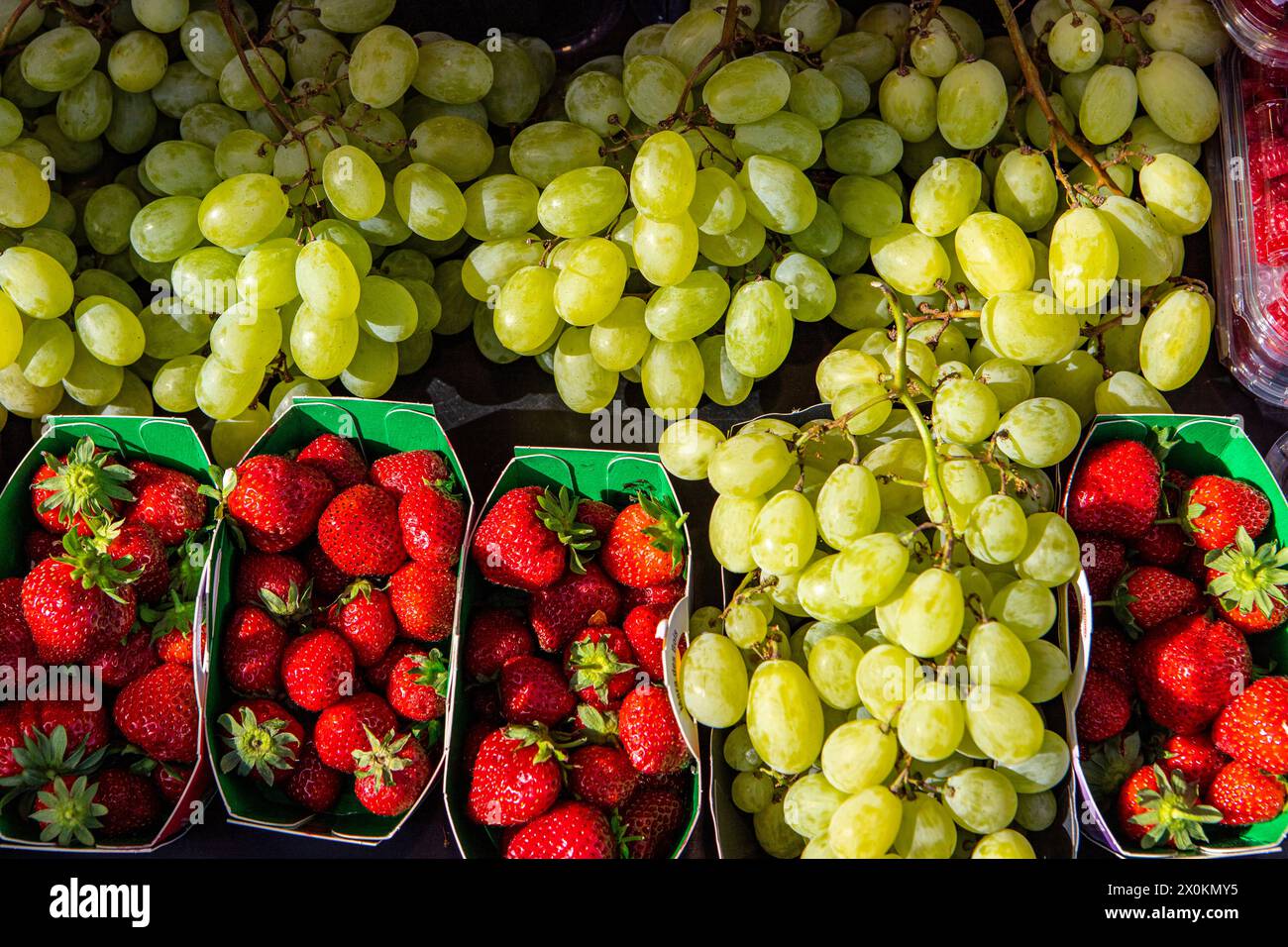 Paris fruit market hi-res stock photography and images - Alamy