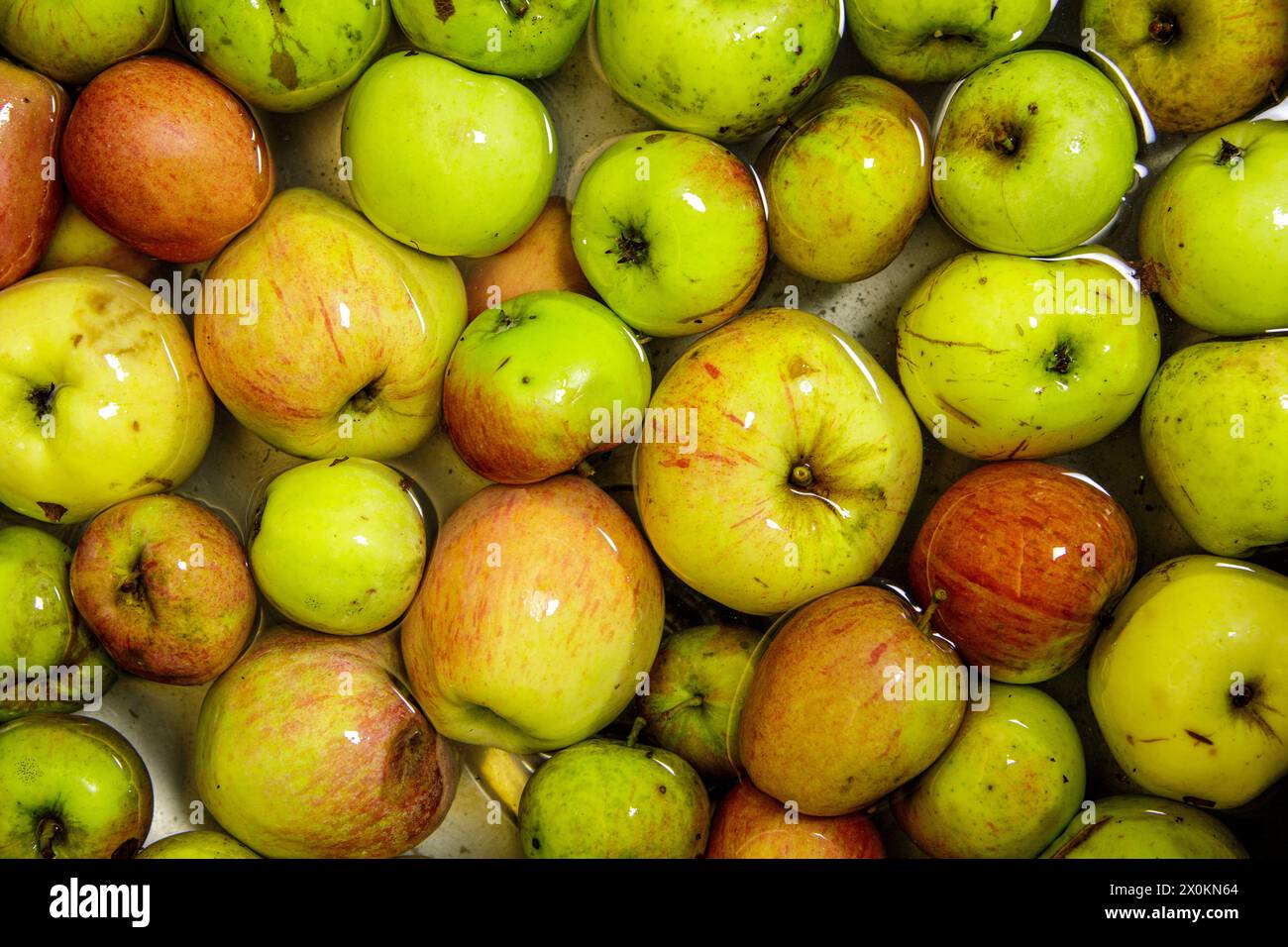 Red and yellow apples hi-res stock photography and images - Alamy